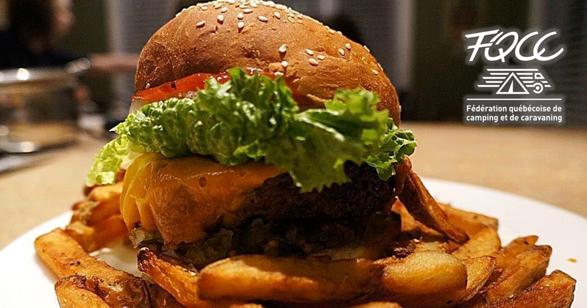 Burger double au fromage avec sa sauce spéciale